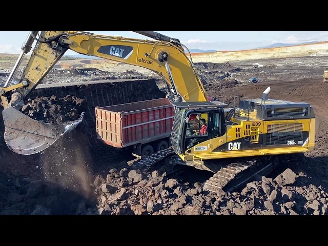 Caterpillar 365C Excavator Coal Loading ~ MachinaSphere.com